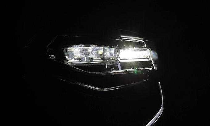 차가 스스로 상향등 조정하는 SM6… “어두운 길엔 상향등, 상대 차에는 하향등” [시승기]