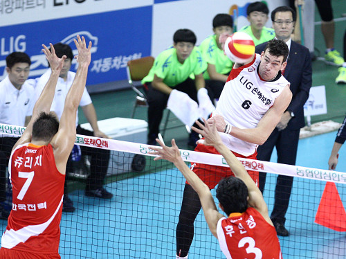 [SW스타] 에드가, 무릎 우려 털어낸 24점… LIG손해보험, 연패 탈출 | 세계일보