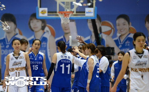 [SW포토] KDB생명, 우리가 이겼어요 | 세계일보