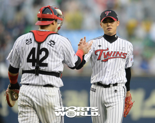 [SW포토] LG 임정우, 준PO3차전 세이브 | 세계일보