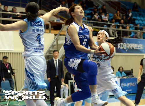 [SW포토] KDB생명 이경은의 레이업 슛 | 세계일보