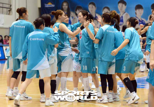 [SW포토]KEB하나은행,'KDB생명 잡고 꼴찌 탈출' | 세계일보