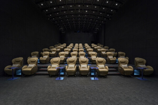 CGV, 누하스 신제품 루나 4D 리클라이너 안마의자 갖춘 골드클래스관 개관 | 세계일보