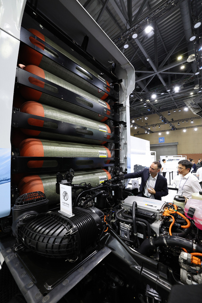 [포토] 'H2 MEET 2024'에 전시된 현대차 수소 전기 트럭 | 세계일보